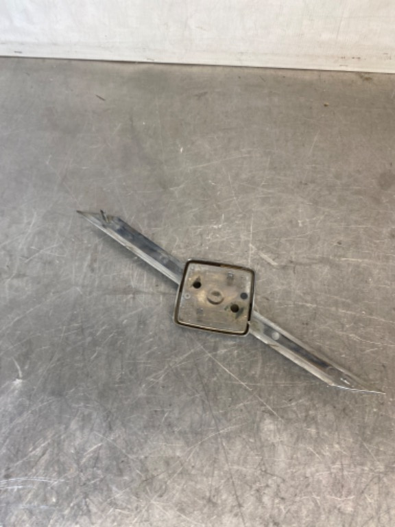 Emblema grila fata cu mic defect Volvo xc90 30698729 - #1816904637