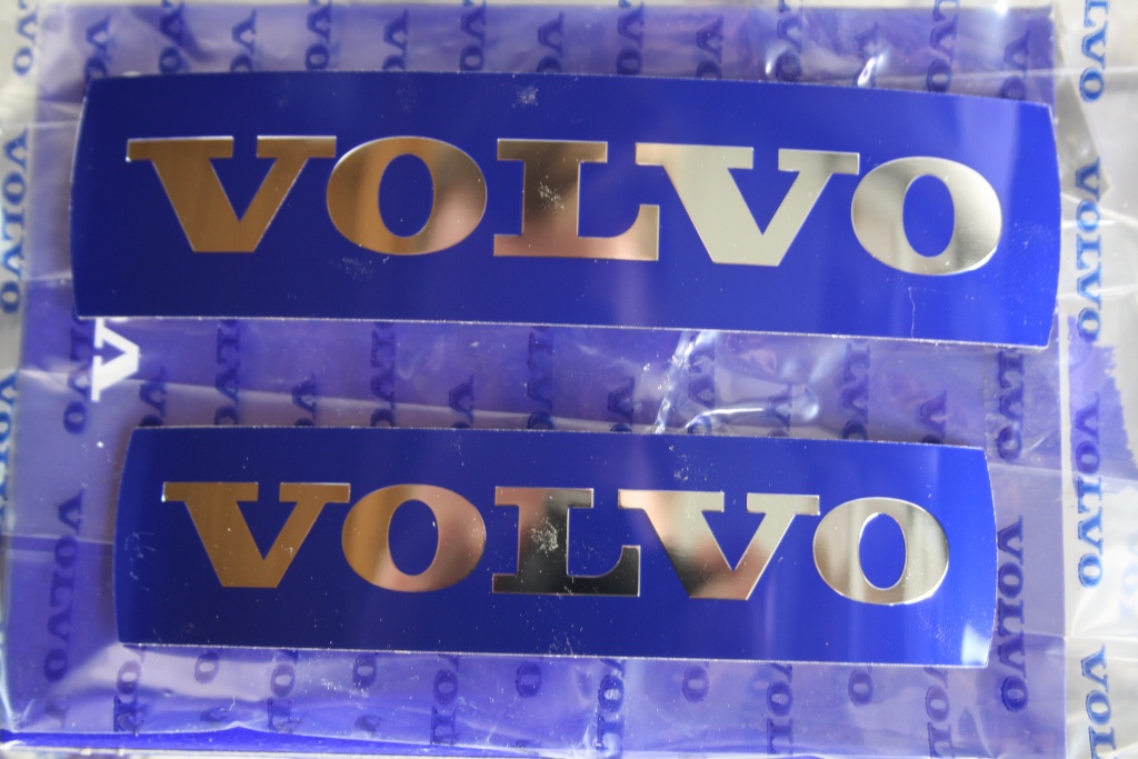 Sigla / logo / emblema grila fata NOUA autocolant Volvo V40 - #207267361
